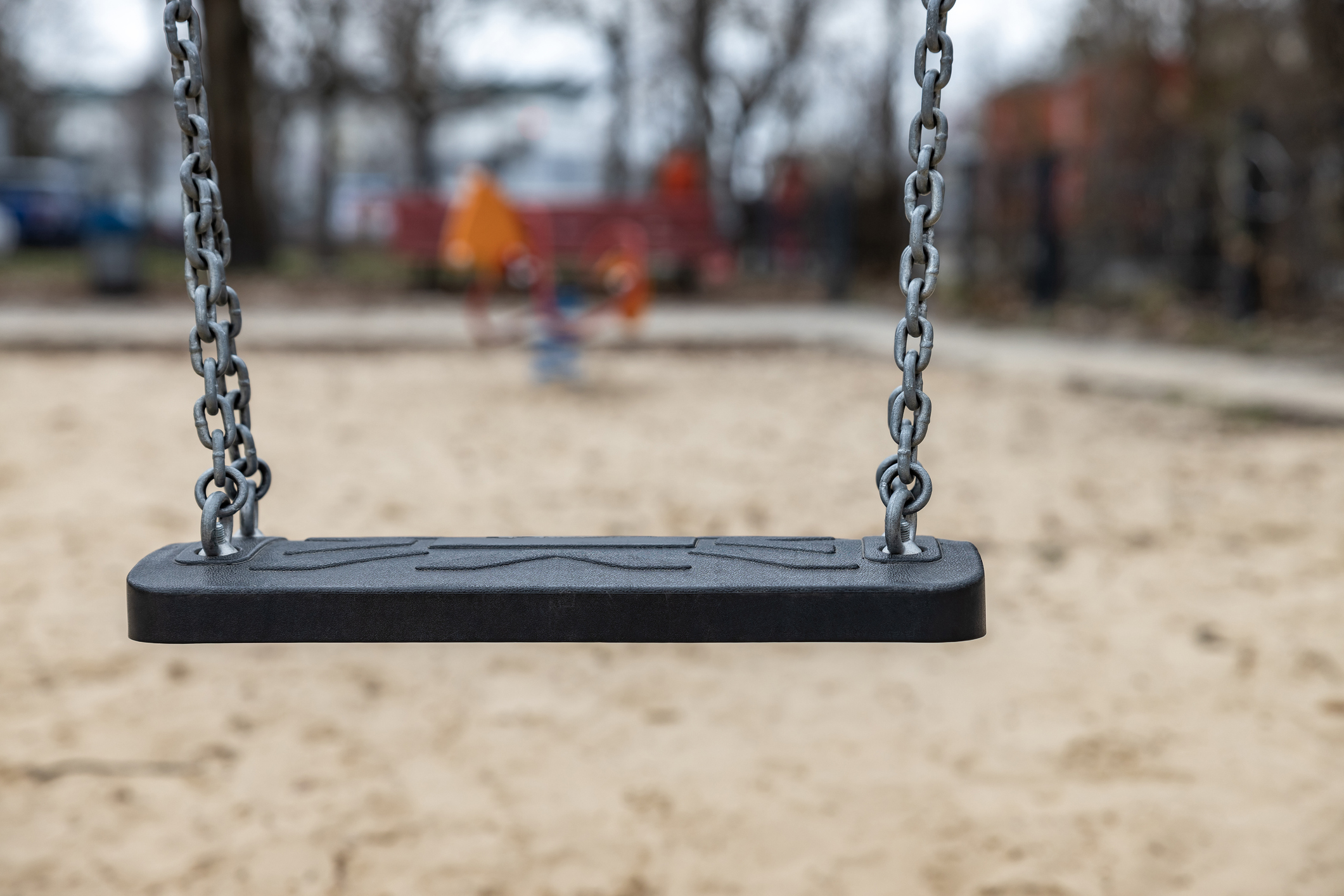 Dos padres se lían a puñetazos y a palos por el turno de un columpio en ...