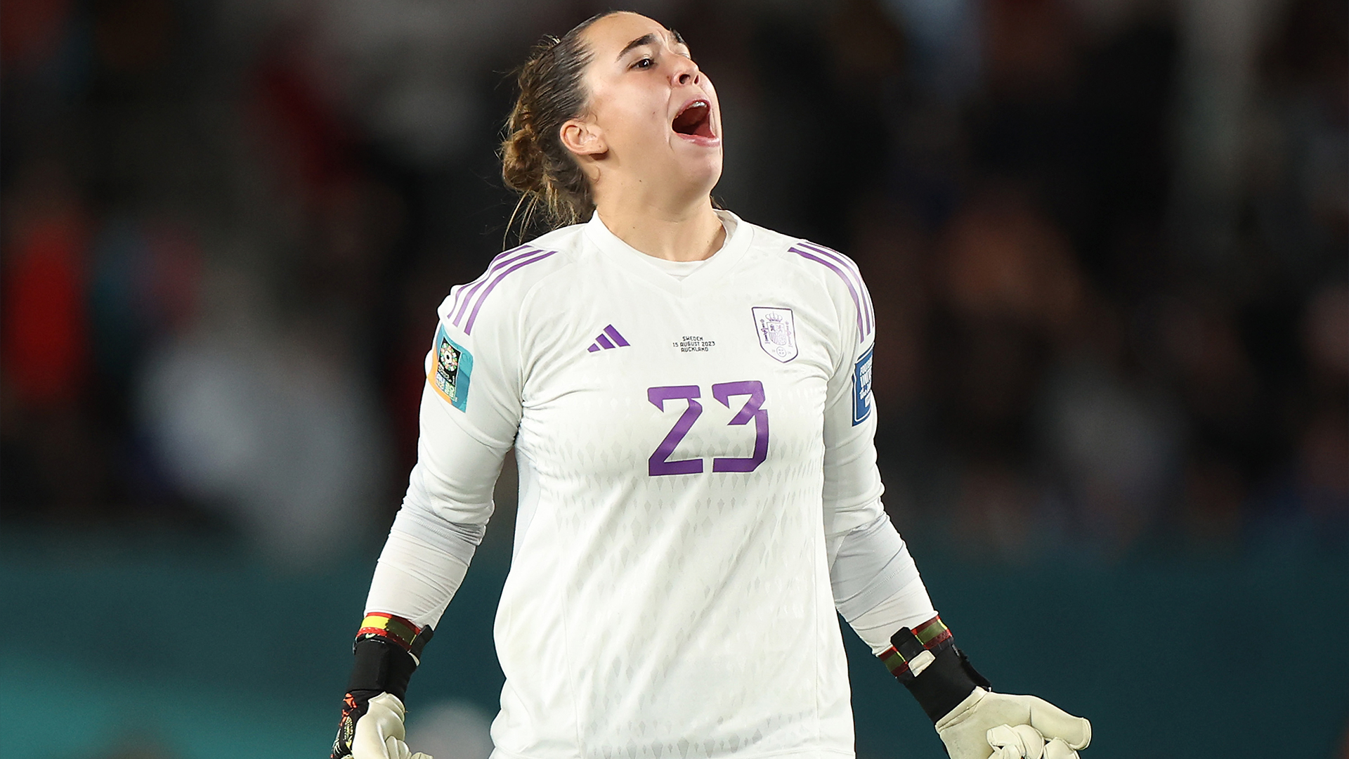 Cata Coll: la portera suplente que se fue de casa con 18 y con 22 es ...