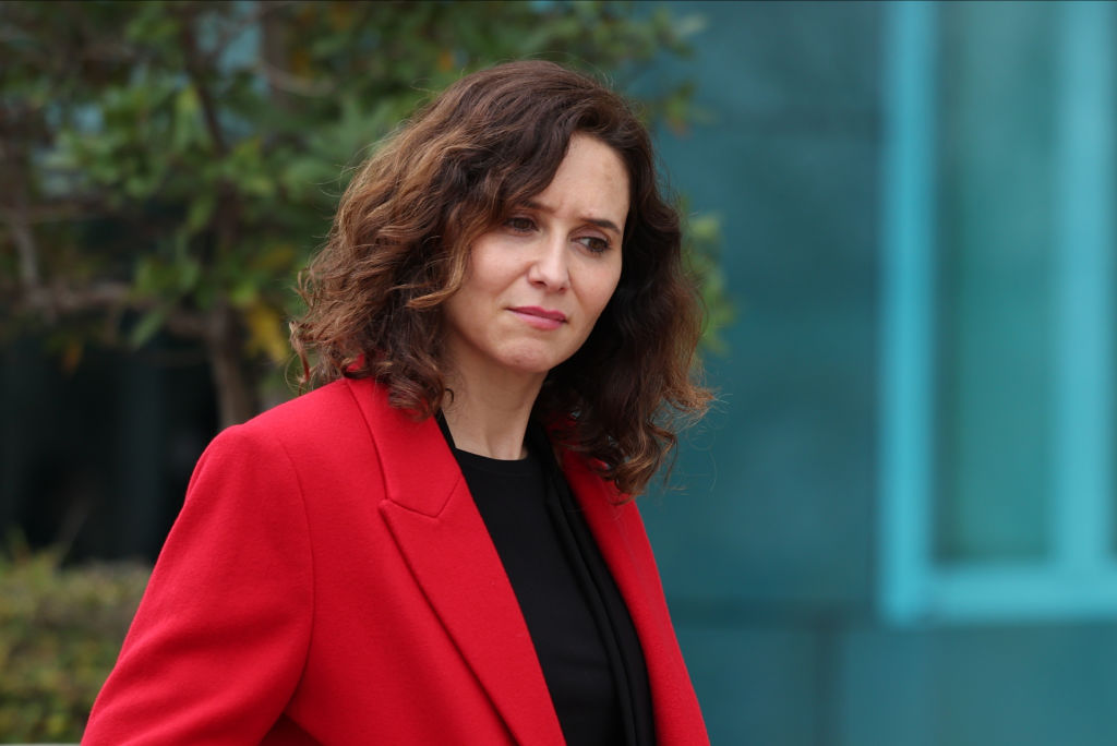 Ayuso baraja ponerse un sueldo vitalicio: ¿qué privilegios tienen los ...