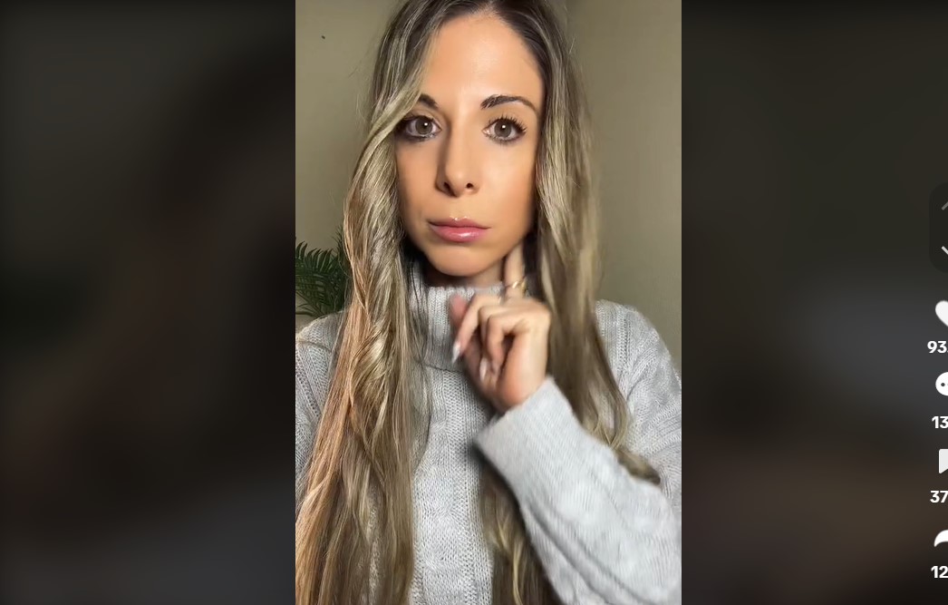 Una profesora no sabe por qué sus alumnos chicos hacen ese gesto sin ...