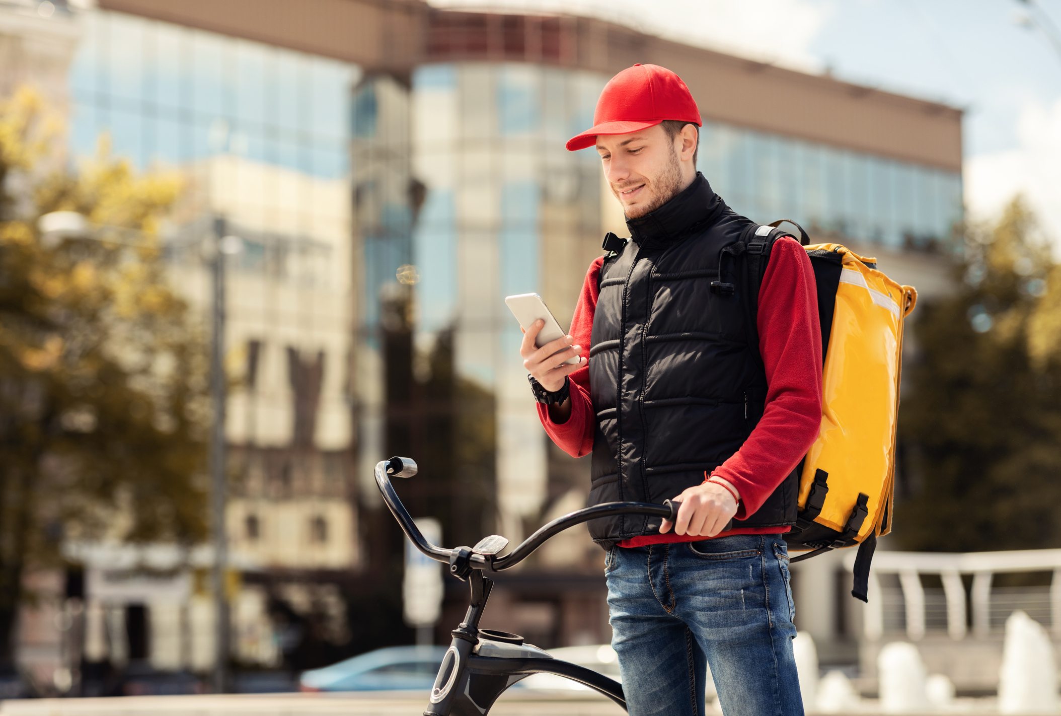 Just Eat enseña músculo a Glovo y Uber con un nuevo socio a domicilio