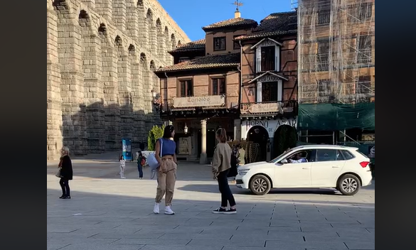 Ve lo que hace un turista en el Acueducto de Segovia y... sin decir ...