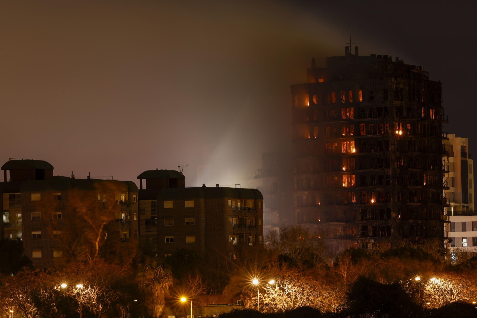 Incendio en Valencia del edificio de Campanar, en directo: fallecidos y ...