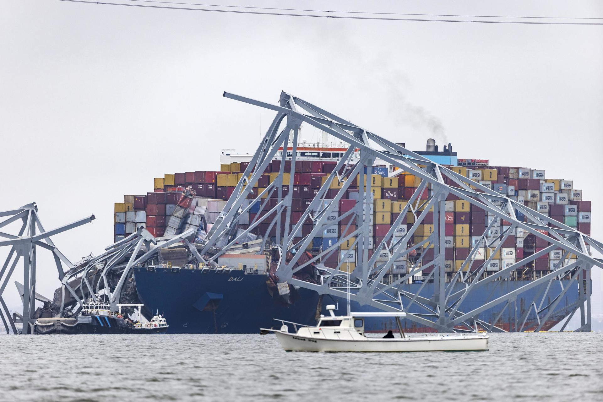 El barco que chocó con el puente de Baltimore tiene contenedores con ...