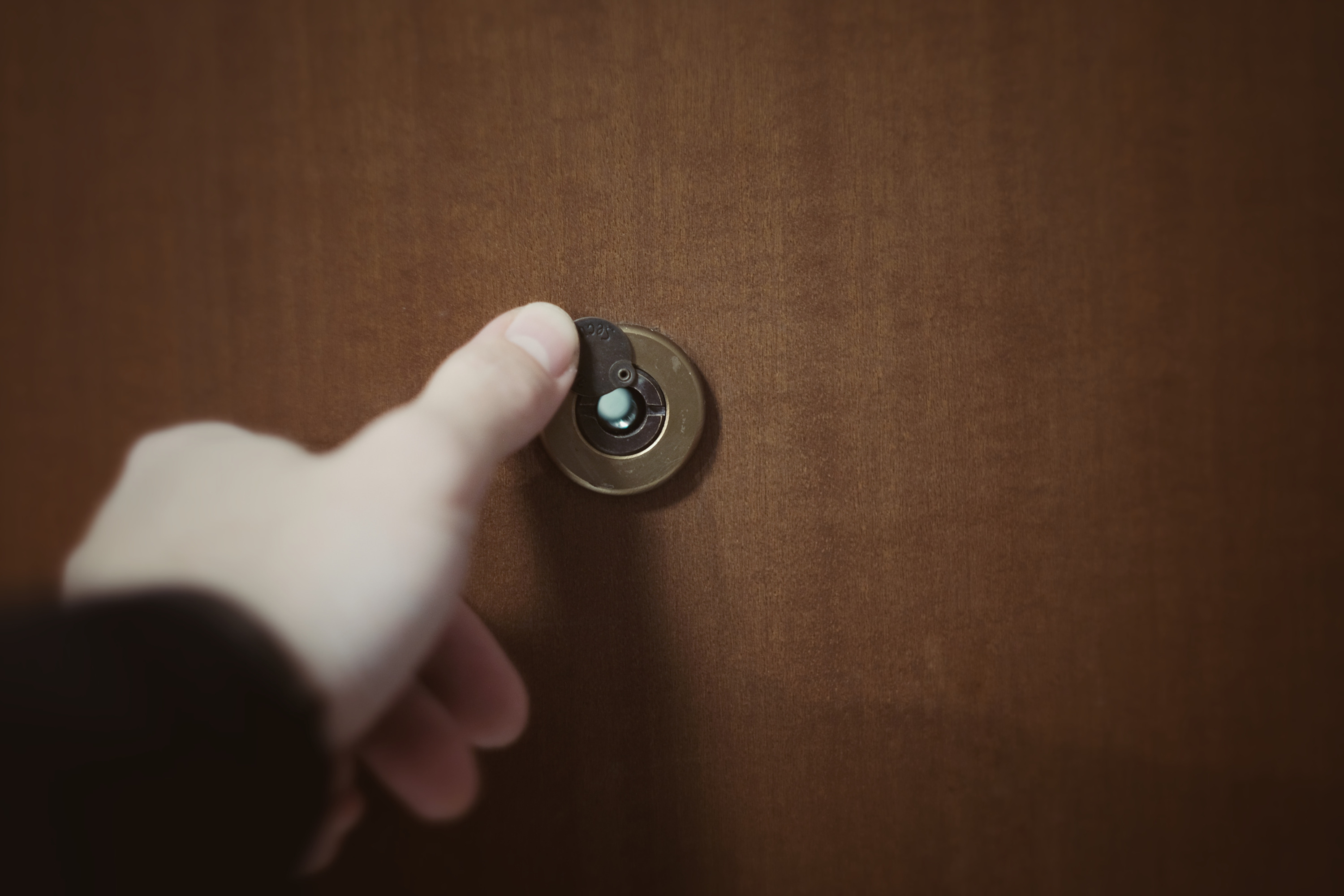 Esto es lo que dice la ley si un vecino instala una mirilla digital sin ...