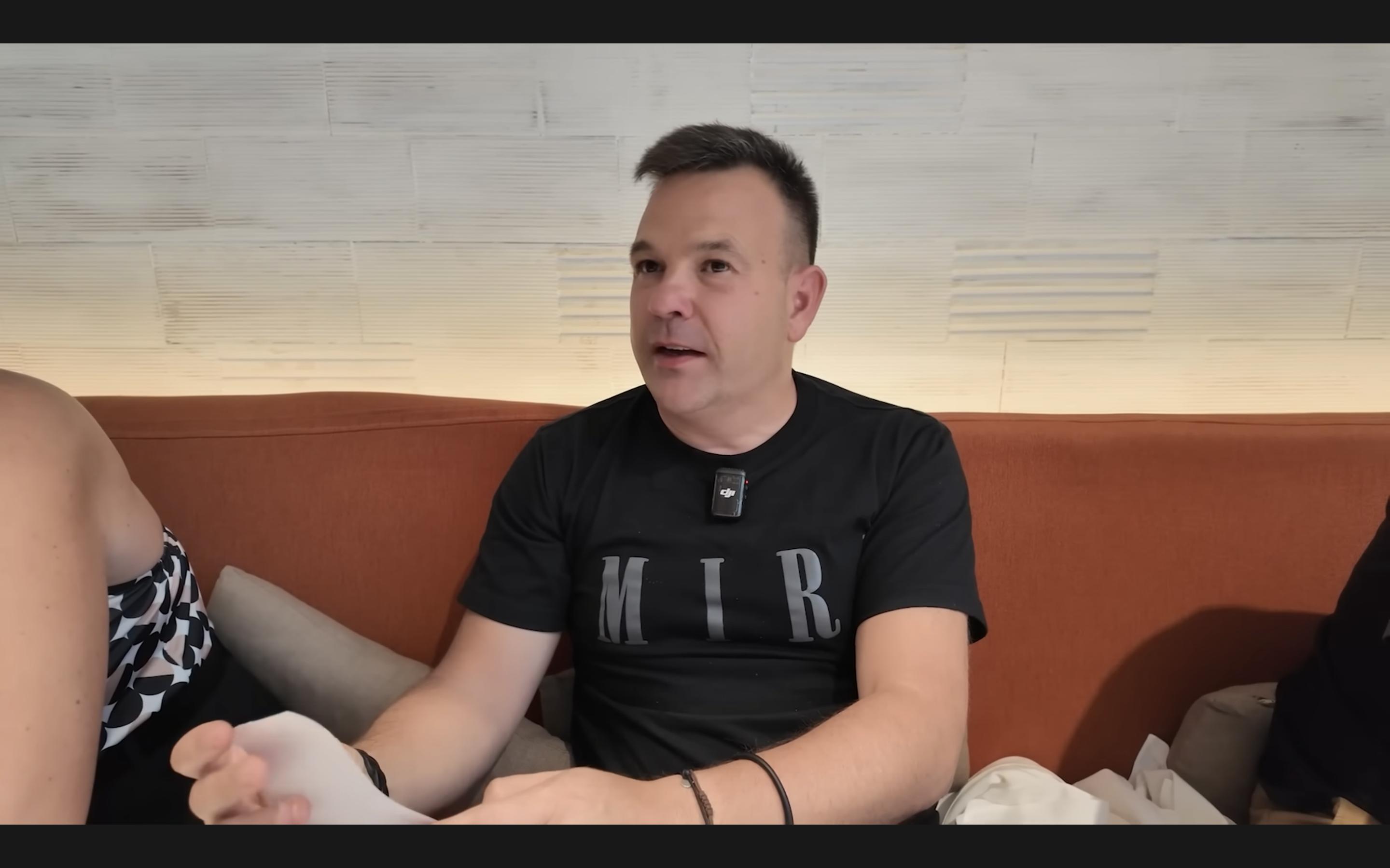 La airada respuesta del milmillonario José Elías cuando le preguntan en ...