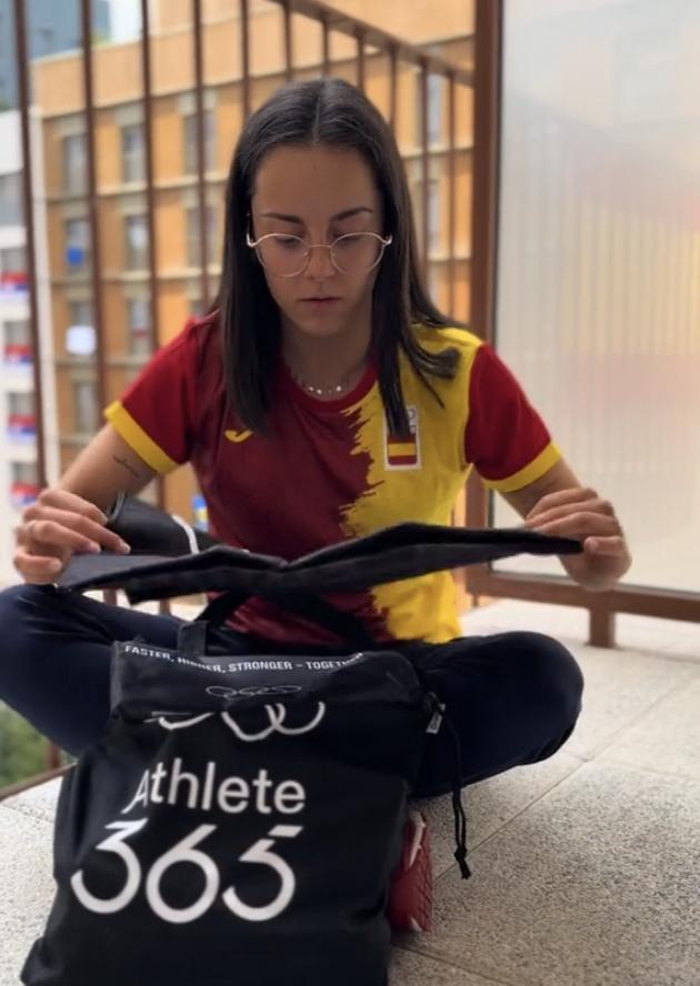 La gimnasta Ana Pérez enseña el pack de bienvenida de los JJOO: uno de ...