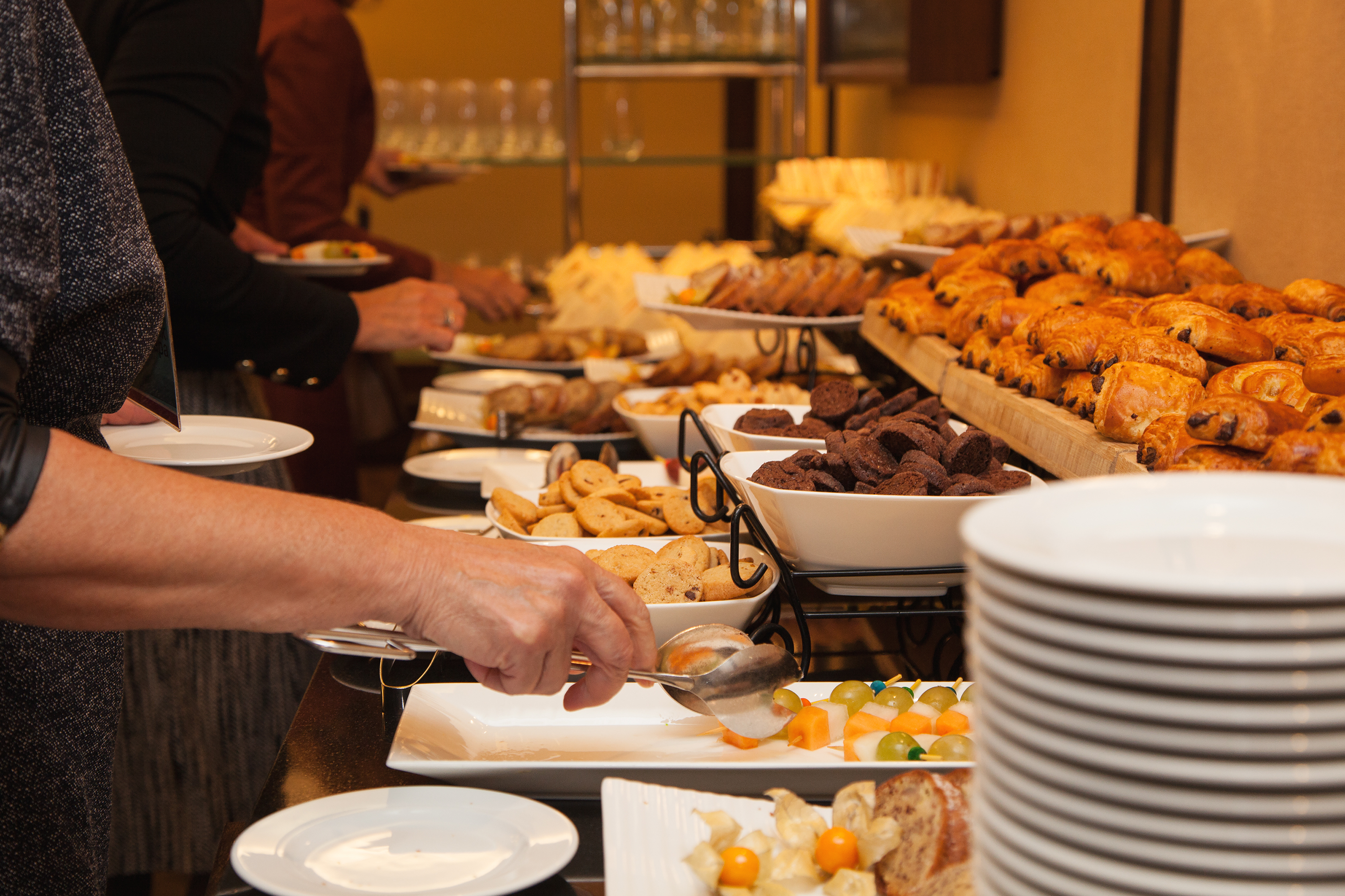 Esto dice la ley si quieres llevarte comida del buffet de un hotel