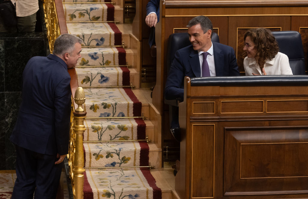 Sánchez mantiene a Montero y Cerdán en una nueva ejecutiva con perfil ...