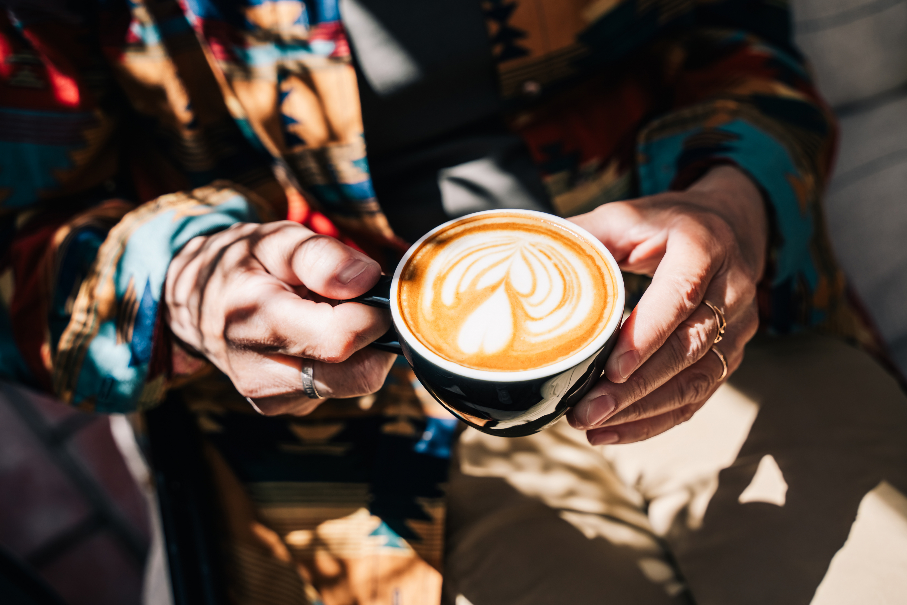 Lleva a su abuela a la 'cafetería más viral de Tokio' y flipa con lo ...