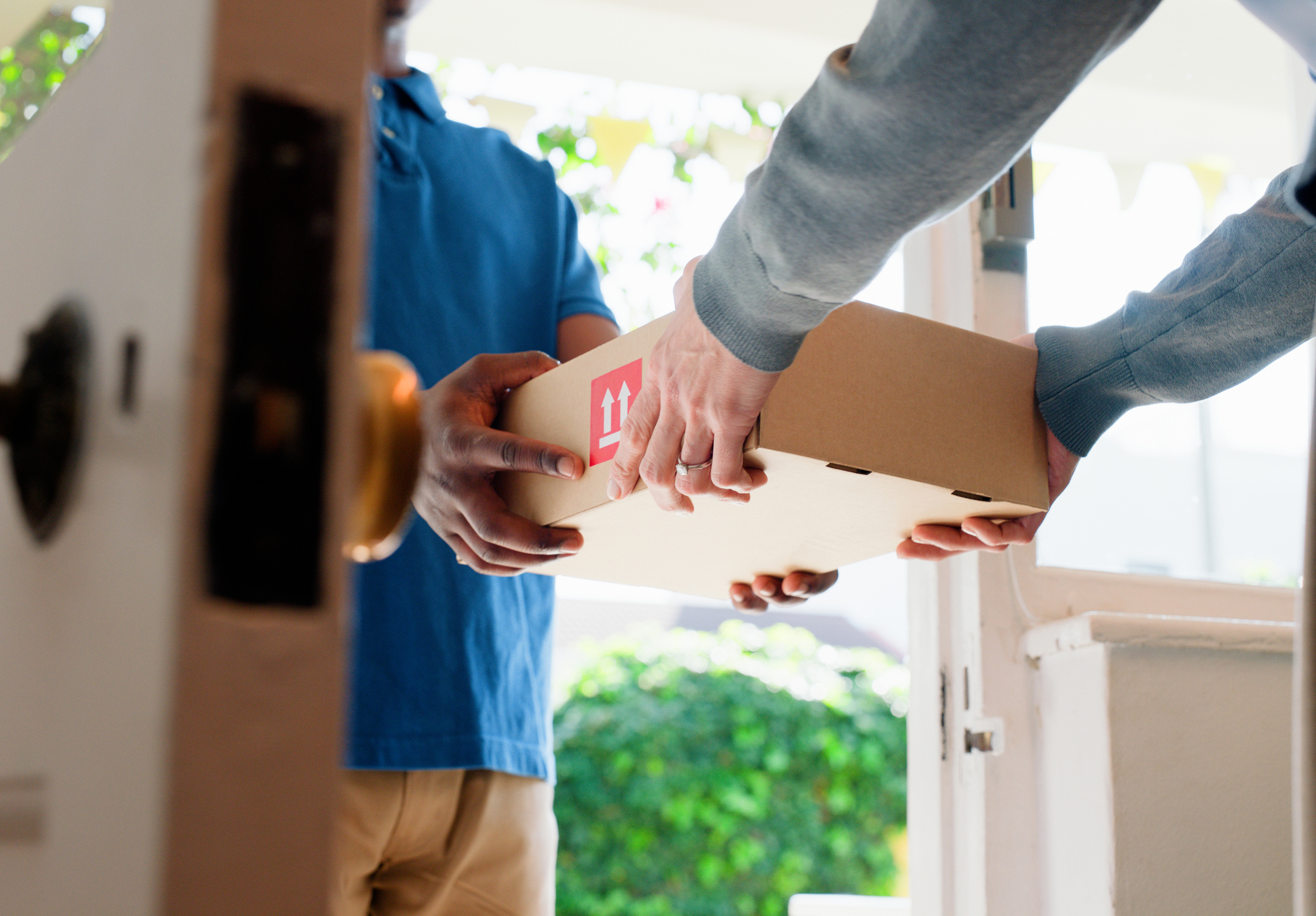 Un repartidor le tiene que entregar un pedido, no está en casa y lo que ...