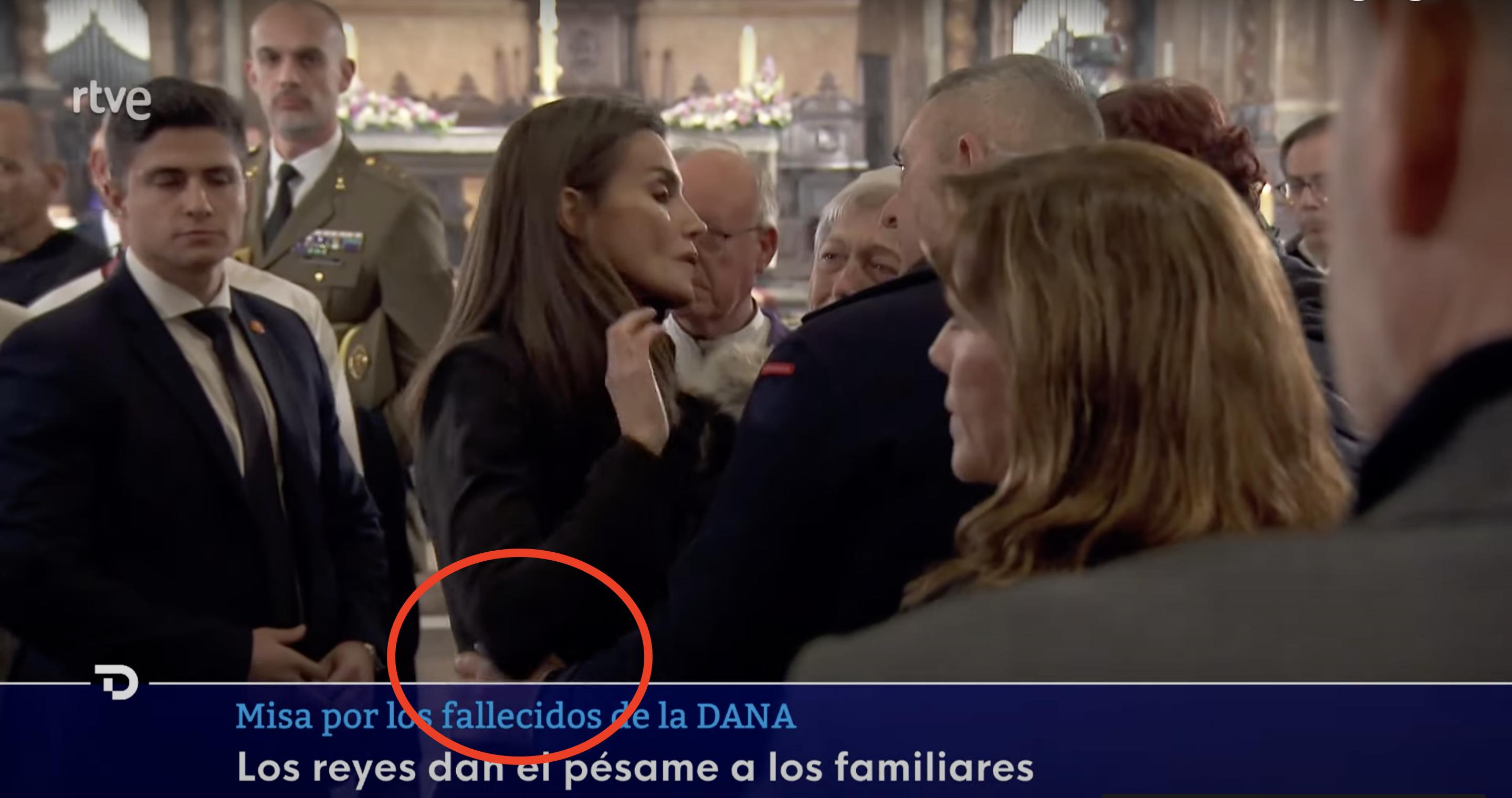 El incómodo momento de la reina Letizia en el funeral de la DANA: para ...