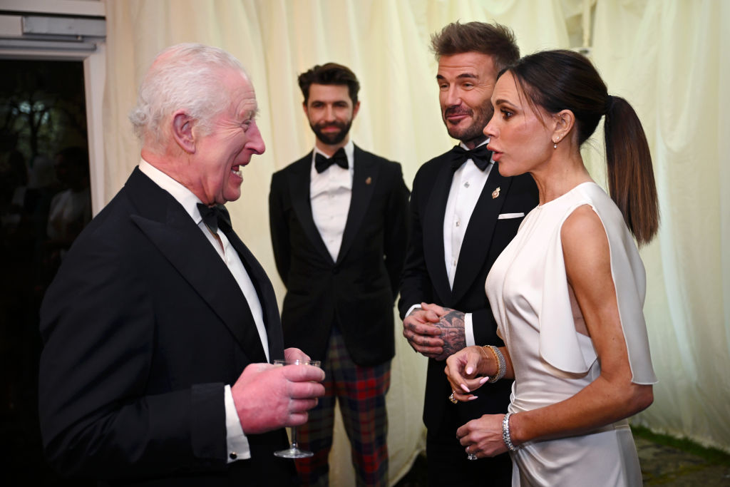 Carlos III y Camila, de cena de gala con Stanley Tucci y los Beckham