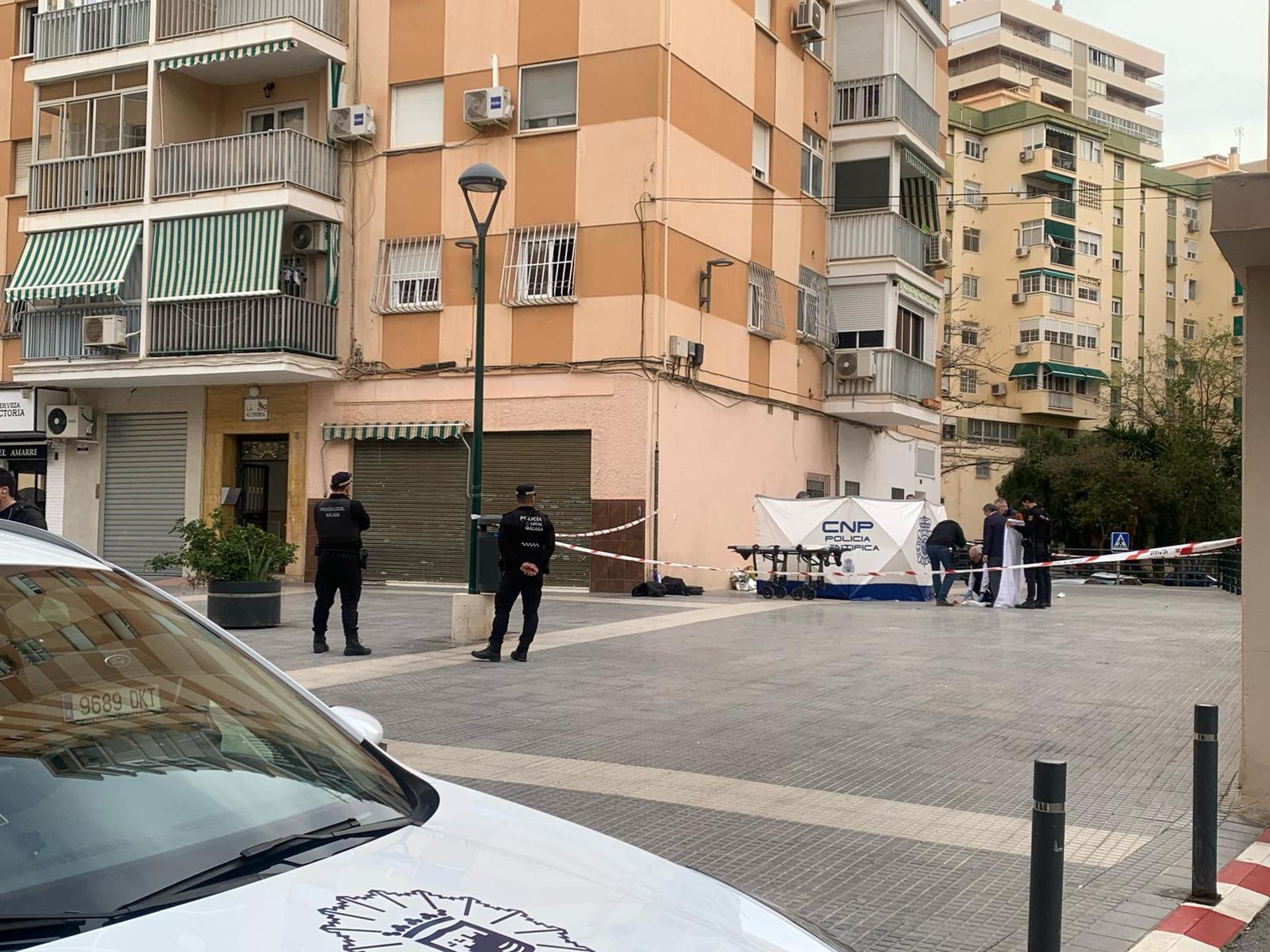 Una mujer y un hombre, fallecidos tras caer de un edificio en Málaga