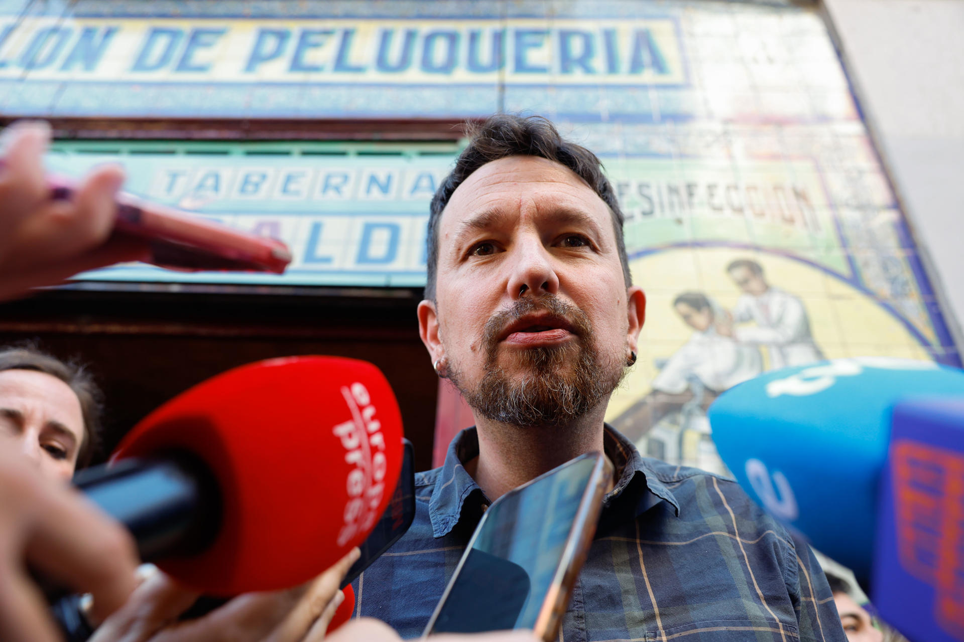 La presentación del libro de Pablo Iglesias: micrófonos volando y una ...