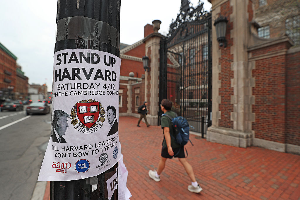 Harvard contraataca: denuncia al Gobierno Trump por congelar sus fondos ...