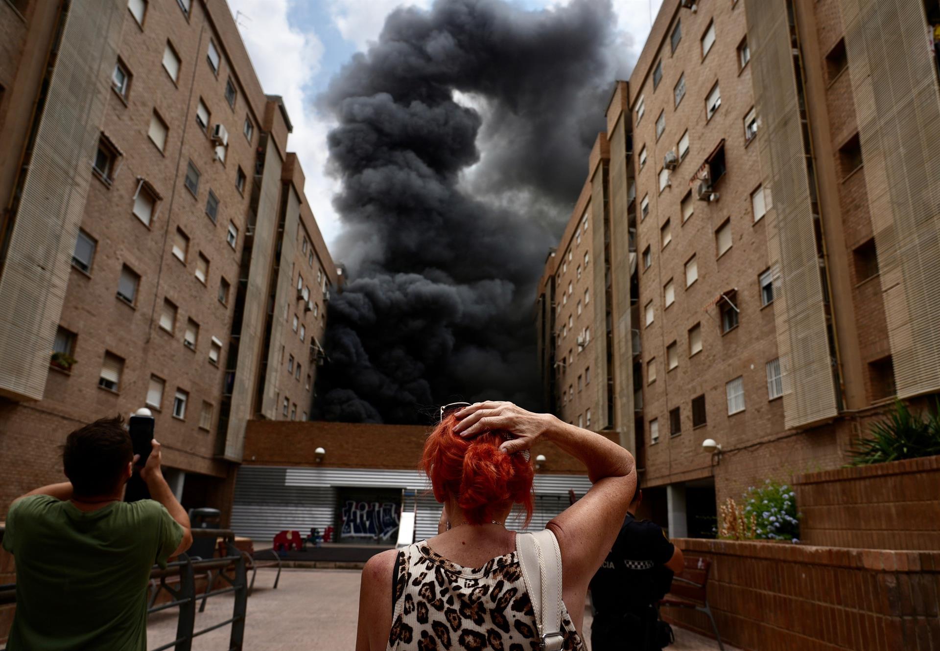 Varios vecinos atendidos por inhalar humo de un aparatoso incendio en la avenida del Puerto de ...