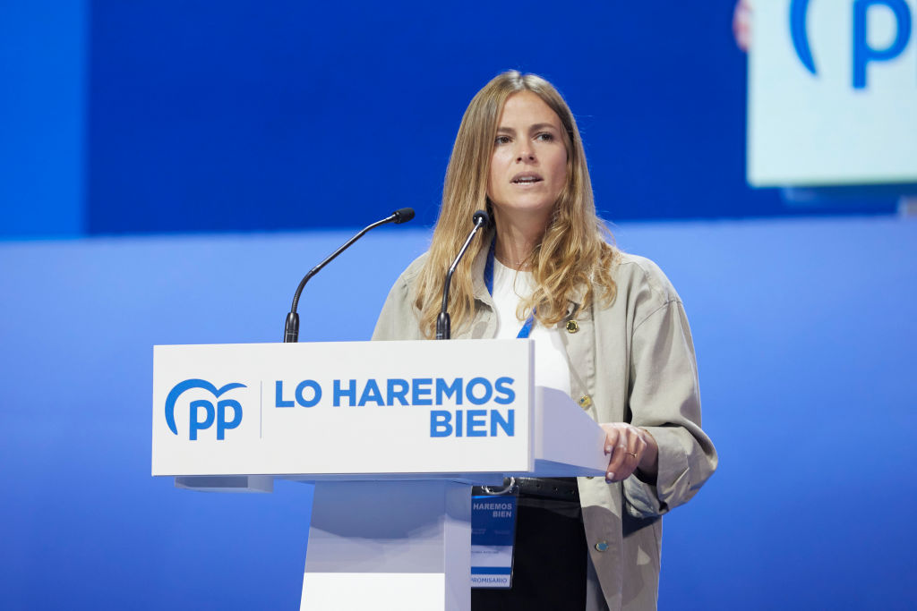 Bea Fanjul, diputada y presidenta de NNGG del PP, también actualiza su ...