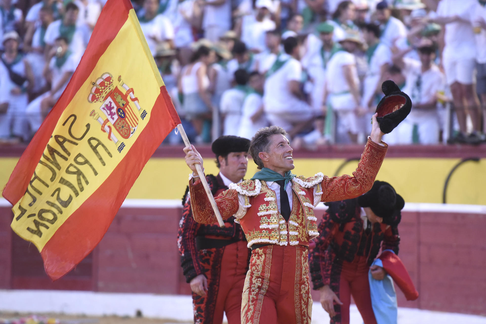 El torero que exhibió una bandera de España con un 'Sánchez a prisión ...
